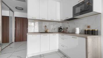 Suíte estúdio luxo | Cozinha americana privada | Geladeira grande, micro-ondas, cooktop, lava-louças