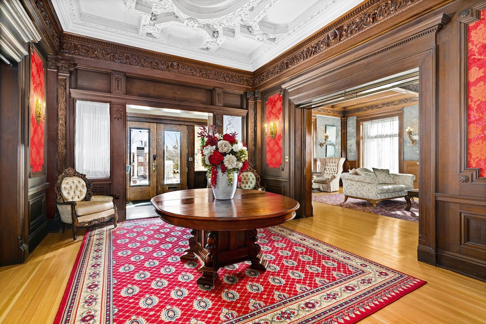 Park Avenue Suite W/ Jacuzzi & Fireplace - Duluth, MN
