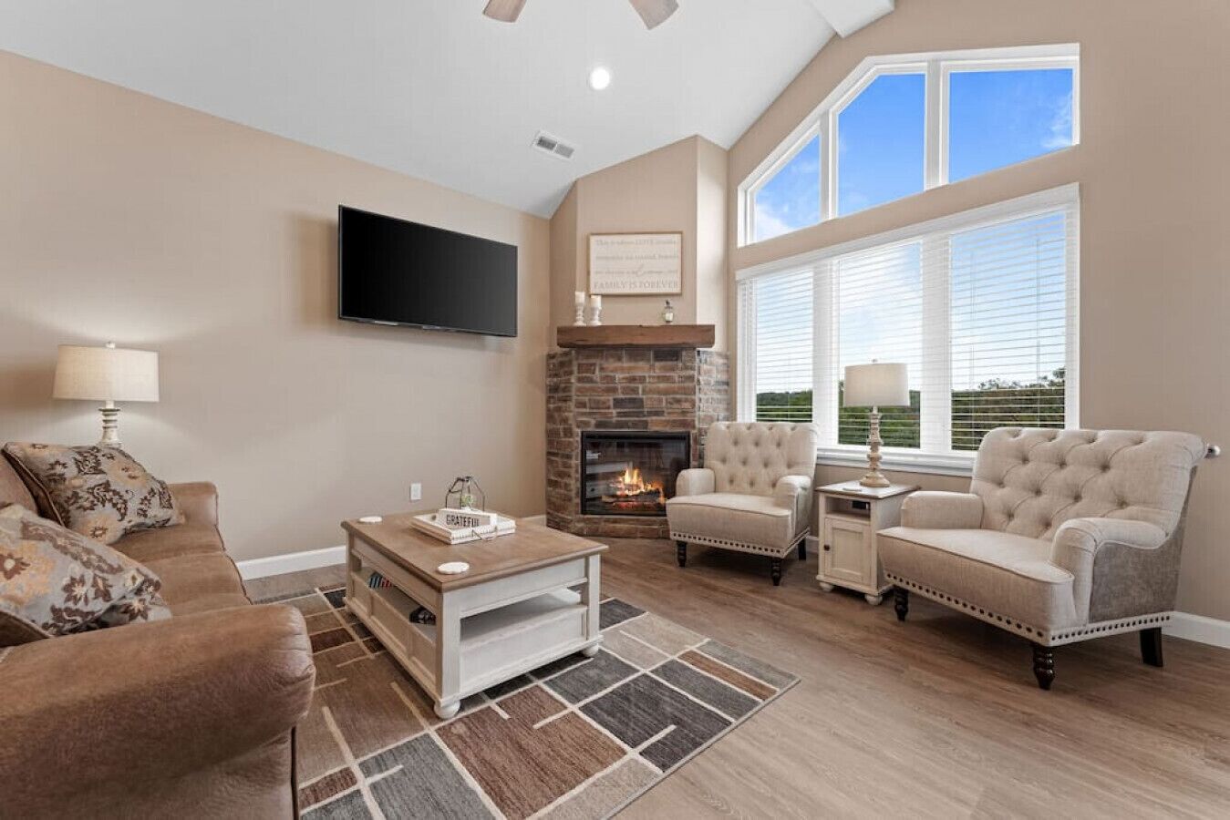 Cozy & Spacious Retreat In The Heart Of The City + Free Tickets! - Branson, MO