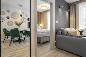 Apartamento família | Área de estar | TV de tela plana 37 polegadas com canais a cabo, serviços de streaming