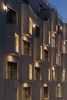 Fachada do alojamento (tarde/noite)