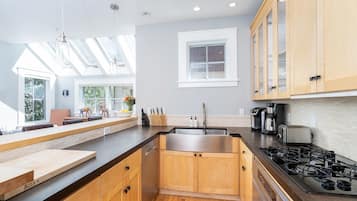 Apartamento em Condomínio Fechado, 3 quartos | Cozinha privada | Um frigorífico, um forno, uma cafeteira/bule, uma torradeira