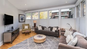 Apartamento em Condomínio Fechado, 3 quartos | Sala de estar | Smart TV