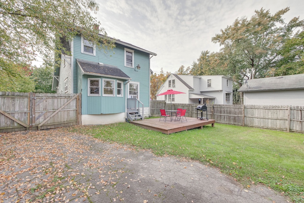 Welcoming Home In Youngstown W/ Private Backyard! - Youngstown, OH
