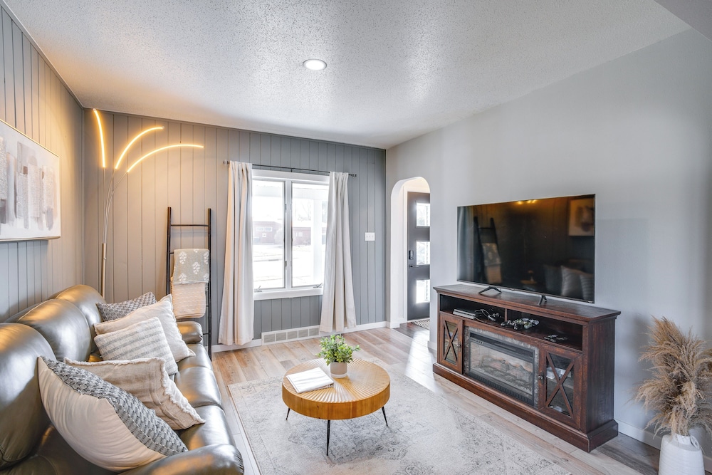 Steps To Lake Michigan: Manitowoc Home W/ Fire Pit - Manitowoc, WI