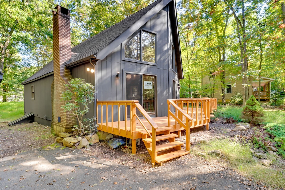 Community Beach Access: Modern Poconos Cabin! - Jim Thorpe, PA