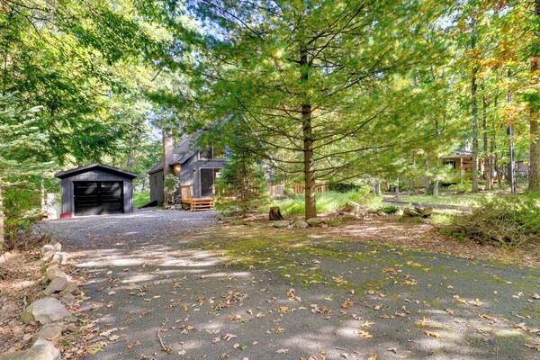 Community Beach Access: Modern Poconos Cabin! - Lake Harmony, PA