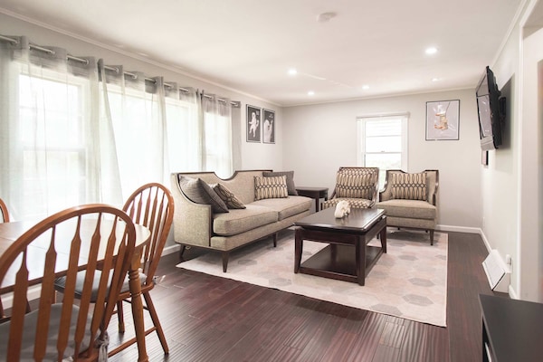 Chic Lake Geneva Apartment In Desirable Location! - Riviera Beach, WI