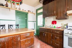 Casa Familiar | Cozinha privada | Um forno, uma placa de cozinha, uma torradeira, liquidificador 