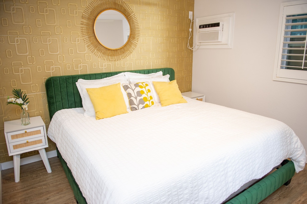 Sunburst Inn The Beachside Suite - Room 5 Reviews, Deals & Photos 2026 ...