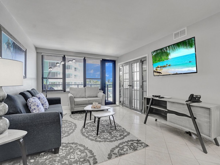 Cozy Beachfront 2 Bdr Miami Beach Condo 406 - South Beach, FL