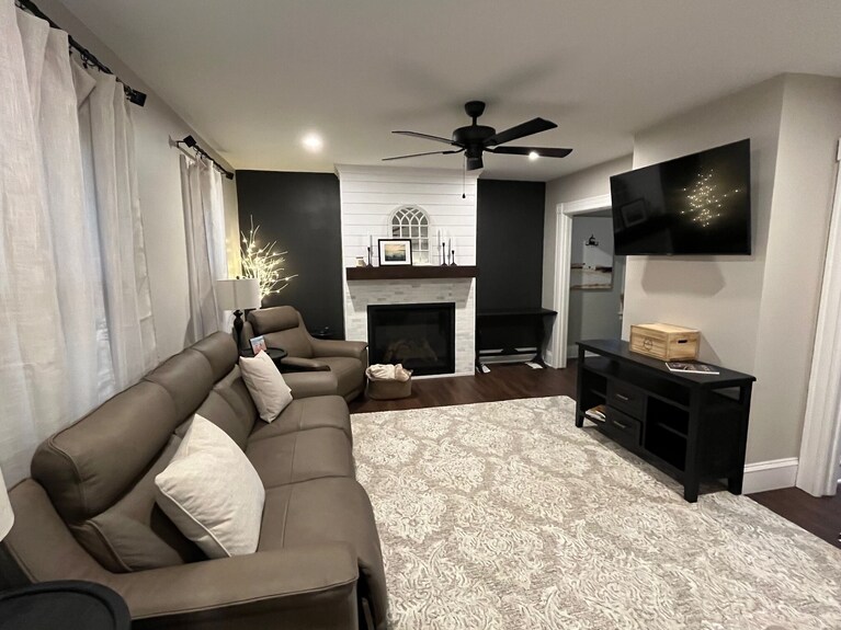 The Secret Mermaid In Downtown Mystic! Beautiful & Just Remodeled! - Mystic, CT