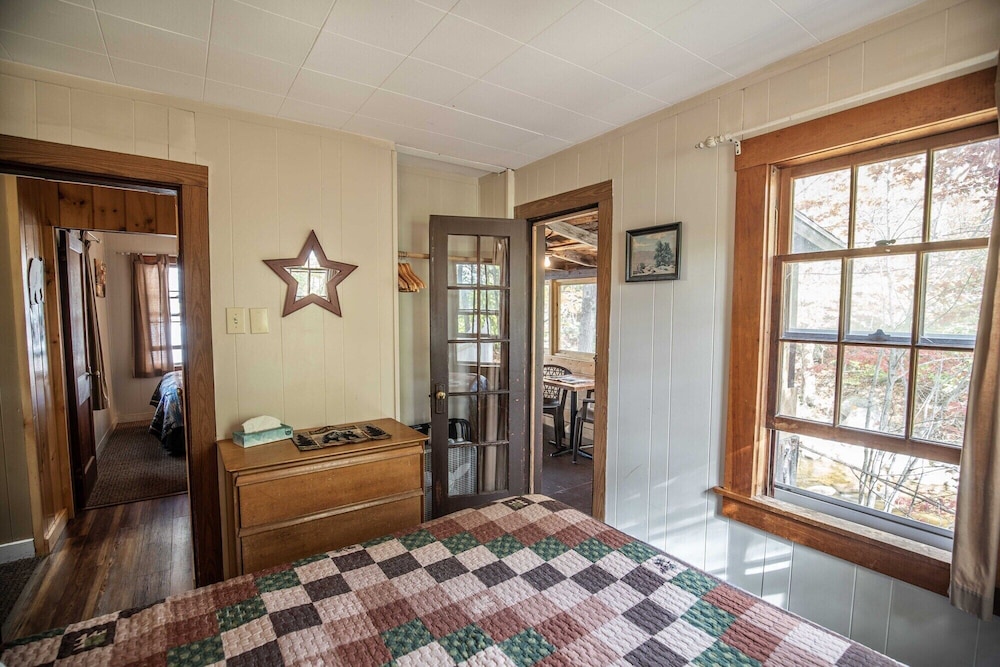 The Bear's Den: Rustic Escape | Pemicabins - Franconia, NH