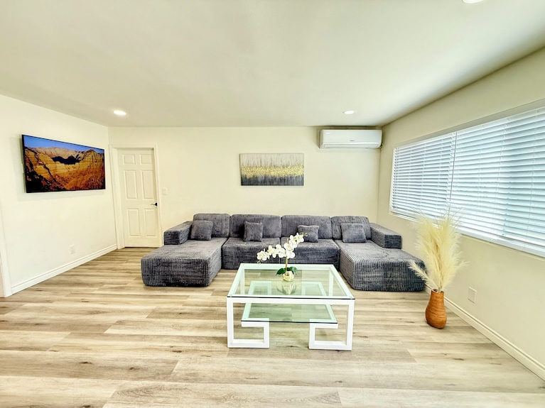 40% Off Upland 2 Master Beds W/ Yard - Close To Airport, Hospitals & Colleges - 치노힐스