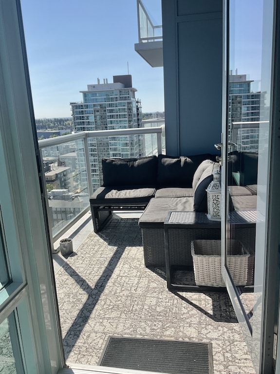 Modern Gem On The Park -D/t-heated Parking - Restaurants/shops At Your Doorstep - Calgary