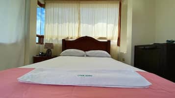 Quarto casal básico de uso individual | Edredons de pluma, Wi-Fi de cortesia
