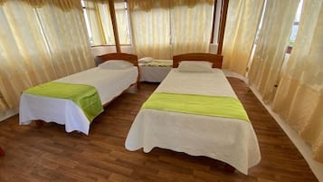 Quarto triplo básico | Edredons de pluma, Wi-Fi de cortesia