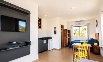 Flat 5|6 - Lugar ao Sol - Flats c/ Cozinha no Rosa | Sala de estar | Smart TV de 32 de polegadas com canais digitais, Netflix, filmes pagos
