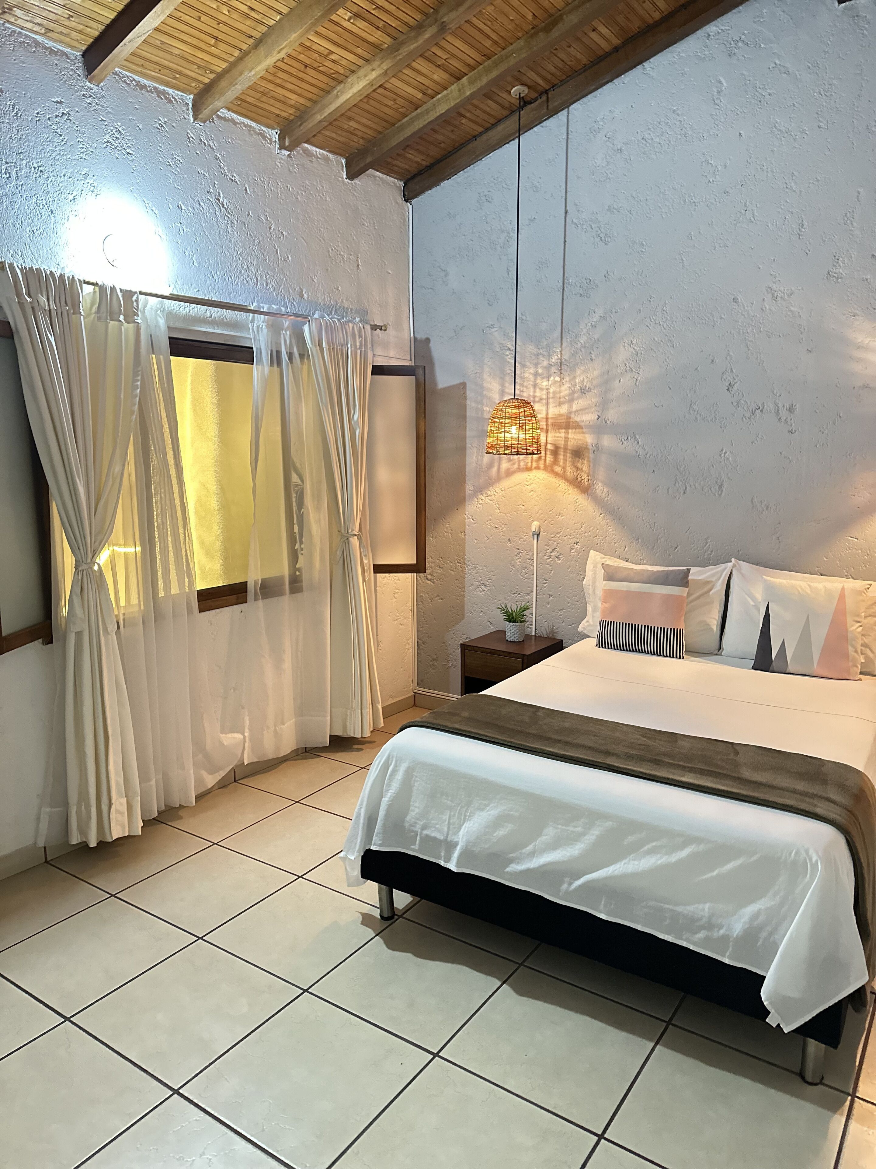 Quarto Duplo Comfort, 1 cama de casal, casa de banho privativa | Lençóis de algodão egípcio, roupa de alta qualidade, edredões de penas 
