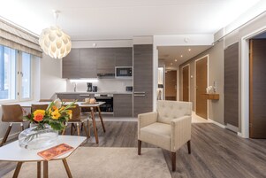 Um micro-ondas, um forno, uma placa de cozinha