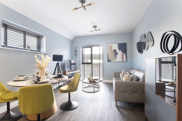 Elliot Oliver - Luxurious Two Bedroom Apartment In The Docks - Gloucester