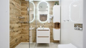 Apartamento (117M/ M55) | Banheiro | Chuveiro, secador de cabelo, toalhas de banho 