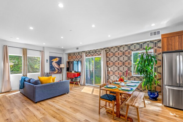 Stylish Sherman Oaks Townhouse W/ 3 Master Suites - Sugar Rush, Canoga Park