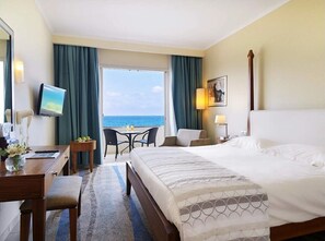 Quarto luxo, terraço, vista para o mar | Roupas de cama premium, camas Select Comfort, frigobar