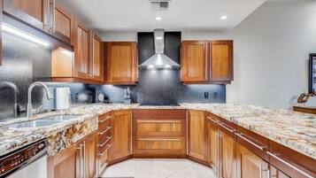 Apartamento em Condomínio Fechado, 2 quartos | Cozinha privada | Um frigorífico, um forno, uma cafeteira/bule