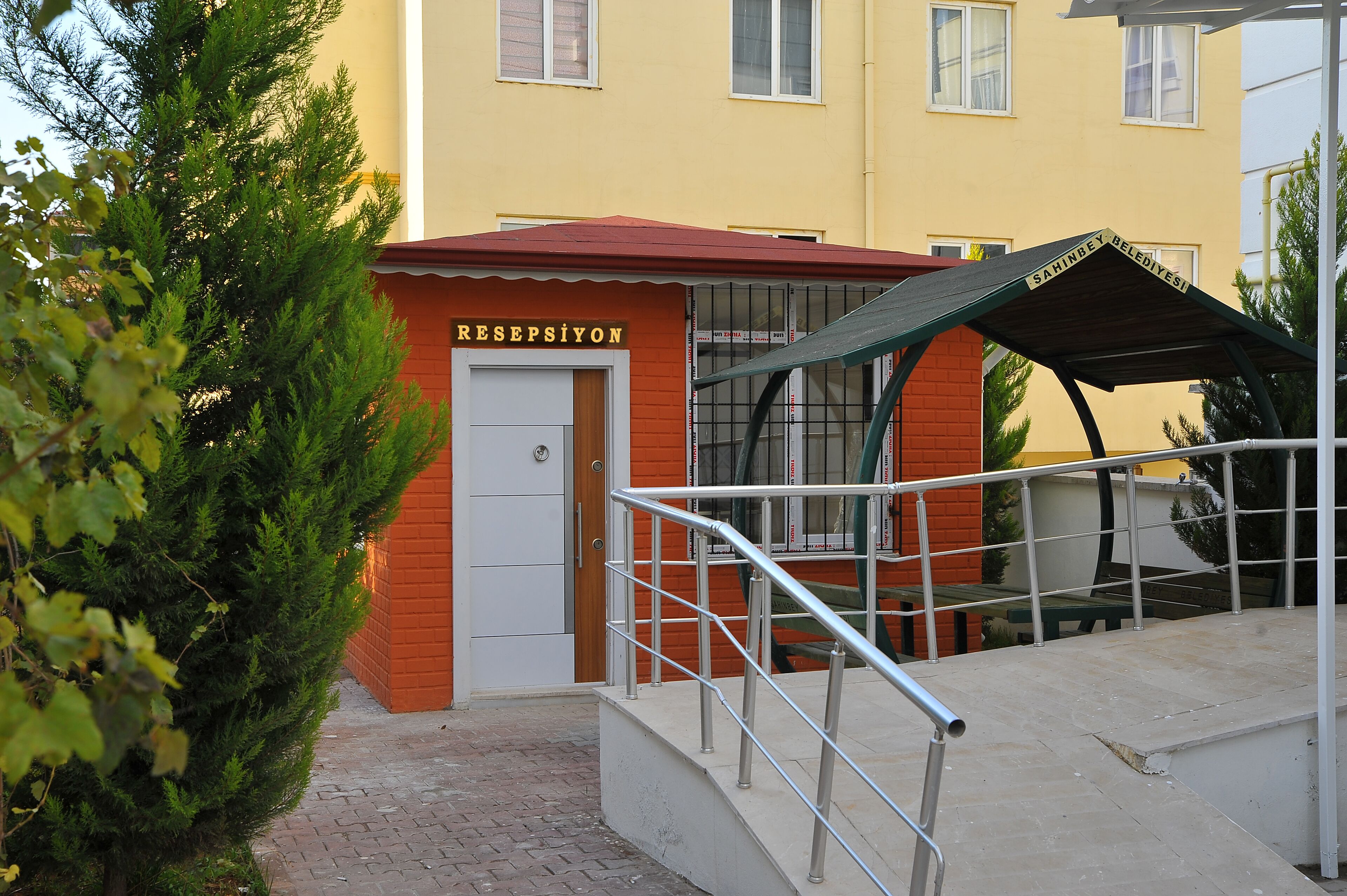 Um edifício com uma porta vermelha identificada com 