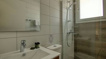 Apartamento de Luxo | Casa de banho | Um polibã, artigos de higiene pessoal grátis, toalhas fornecidas, sabão