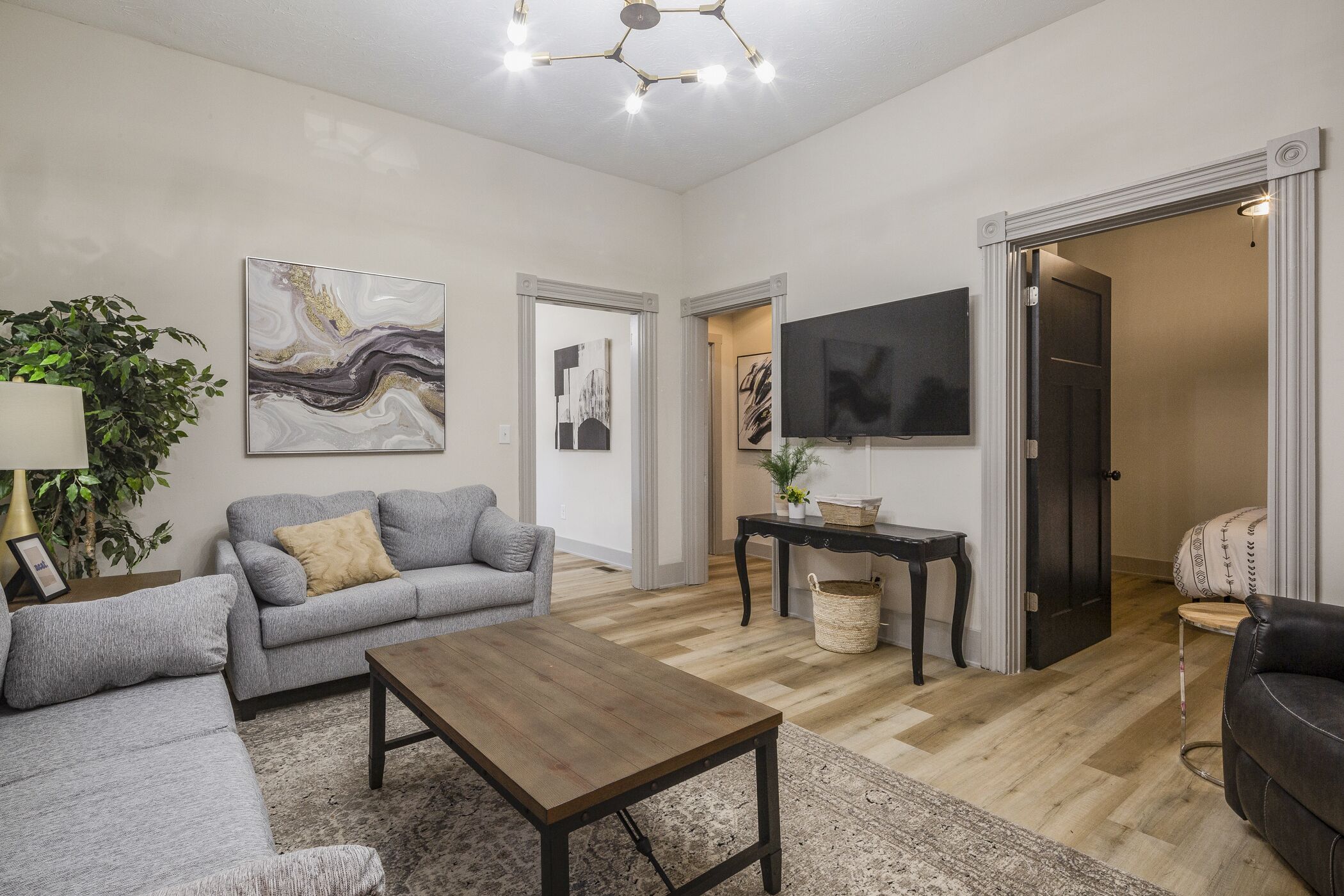 Luxury @  Lafayette Place, Downtown New Albany. Minutes To Louisville.\n - New Albany, IN