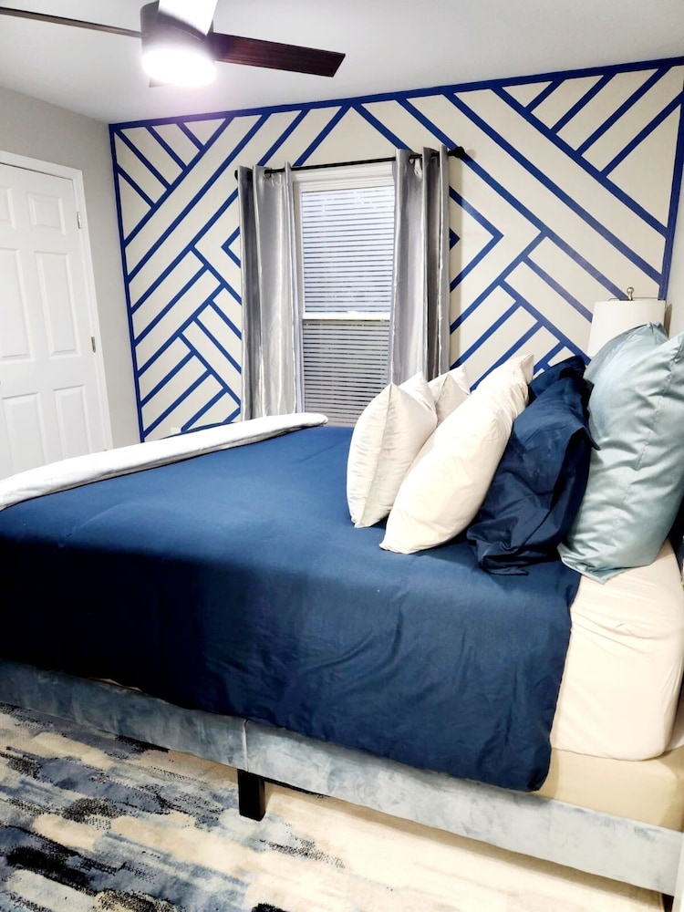 The Blissful Hideaway W/ Large Backyard, Jacuzzi And Two Connecting Decks - Villa Rica, GA