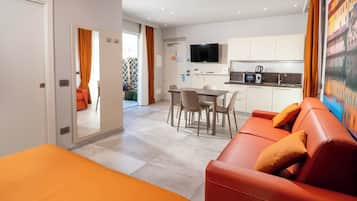 Apartamento Deluxe, 1 cama king-size e sofá-cama, terraço, vista parcial para o mar | 1 quarto, edredões de penas, camas de colchão viscoelástico