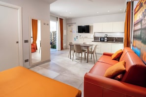 Apartamento luxo, 1 cama King e sofá-cama, terraço, vista parcial para o mar | 1 quarto, edredons de pluma