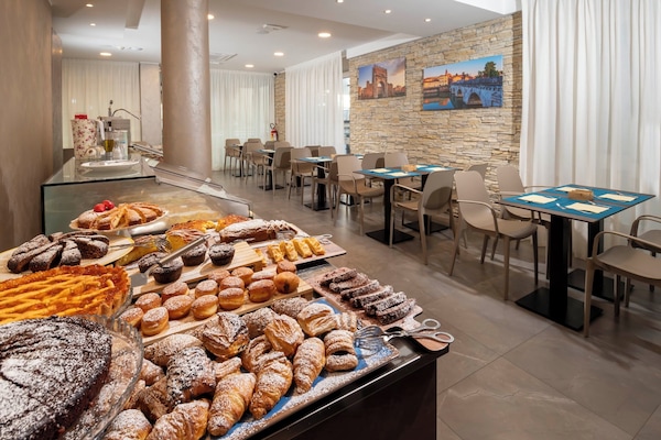 Café da manhã com buffet todos os dias (EUR 10 por pessoa)