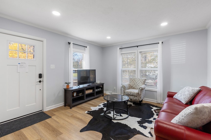 Luxe Cottage - South Chesterfield\nstylishly Renovated, W/ Large Master Suite \N\n\n - Virginia