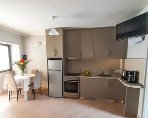 Apartamento Comfort | Cozinha privada | Um forno, uma placa de cozinha, uma chaleira elétrica