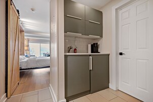 Explore Tremblant | HDL421 | Área de estar | TV de tela plana 40 polegadas com canais a cabo, lareira