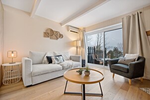 Explore Tremblant | HDL421 | Área de estar | TV de tela plana 40 polegadas com canais a cabo, lareira