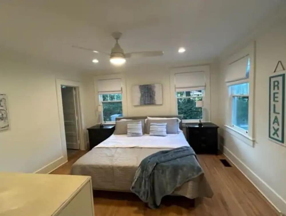 Charming 2 Bed/2bath Newly Renovated-location! - Charleston, SC