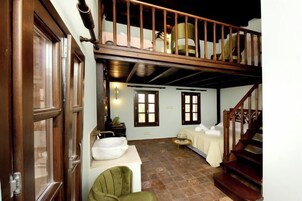 Via Luxury Suite City View | 1 quarto, frigobar, cofres nos quartos, ferros/tábuas de passar roupa