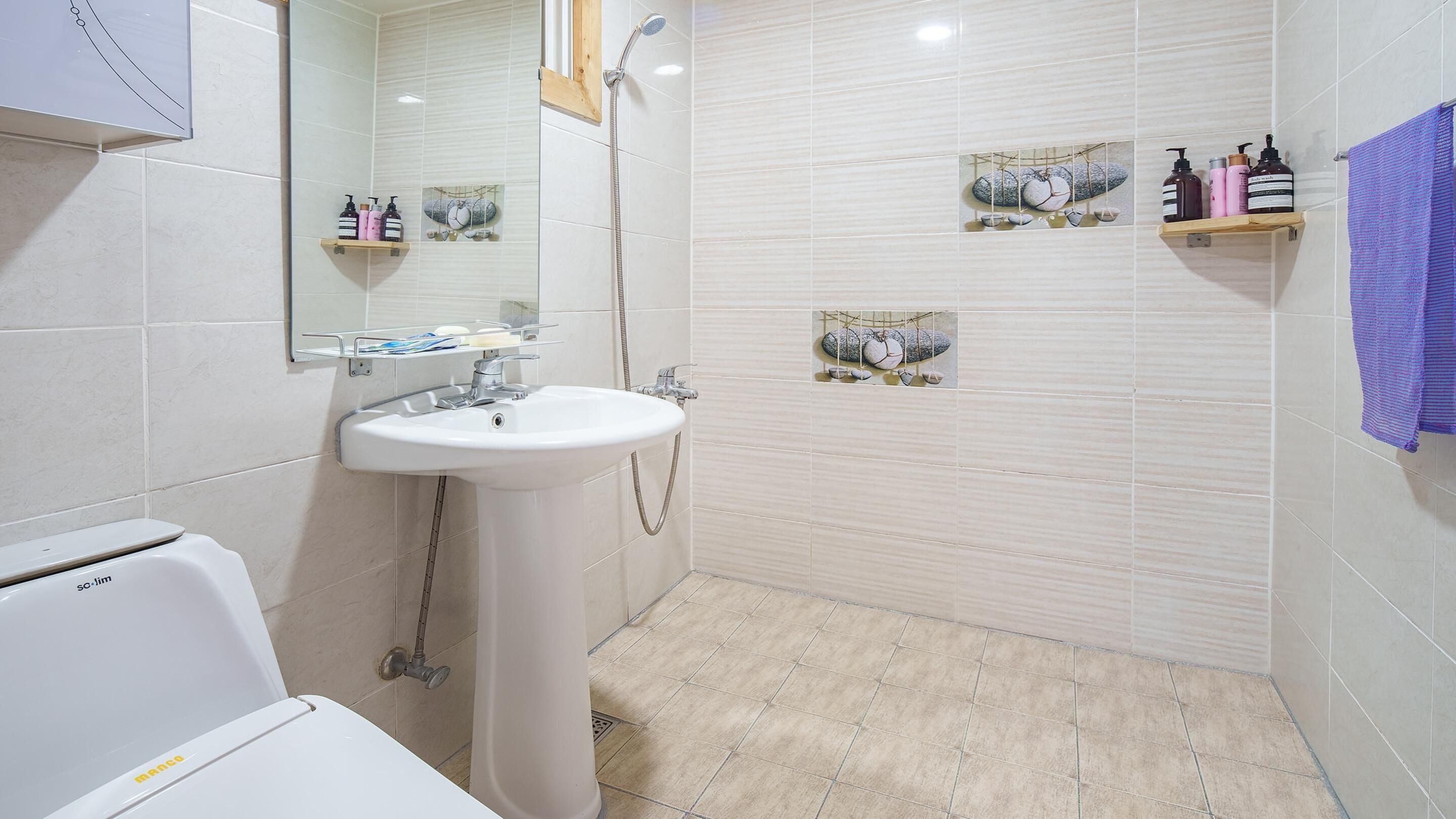 Quarto Básico, 1 quarto (1) | Casa de banho | Toalhas fornecidas 