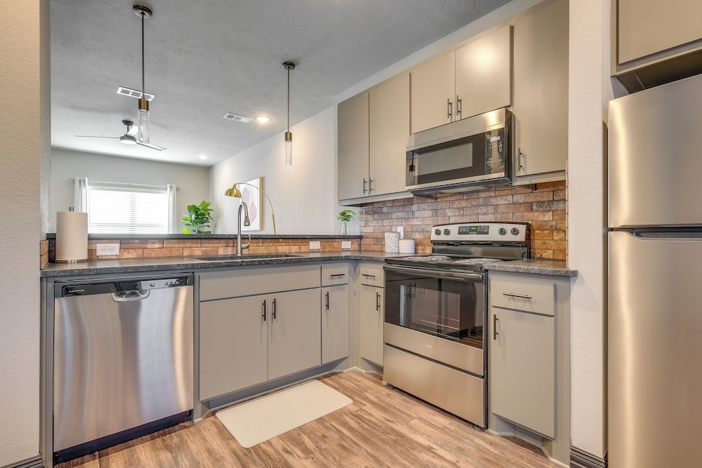 Newly Built 'Corner Hideaway' 3 Mi To Texas A & M - Bryan, TX