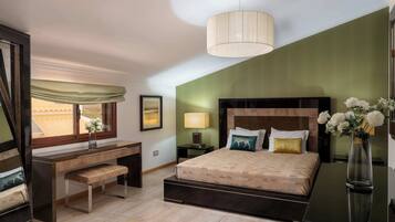 Apartamento conforto, 2 quartos, para não fumantes, sacada | 7 quartos, escrivaninha, espaço de trabalho para notebook