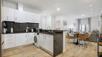 Apartamento Cidade, 1 cama queen-size e sofá-cama, fumadores | Cozinha privada | Um frigorífico, um micro-ondas, um forno, uma placa de cozinha