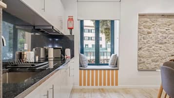 Apartamento Básico, várias camas | Cozinha privada | Um frigorífico, um micro-ondas, um forno, uma placa de cozinha