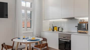 Apartamento Comfort, 1 cama queen-size e sofá-cama, não fumadores | Cozinha privada | Um frigorífico, um micro-ondas, um forno, uma placa de cozinha
