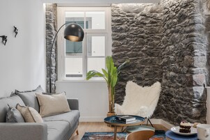 Apartamento Básico, 1 cama queen-size e sofá-cama | Sala de estar | Televisor 