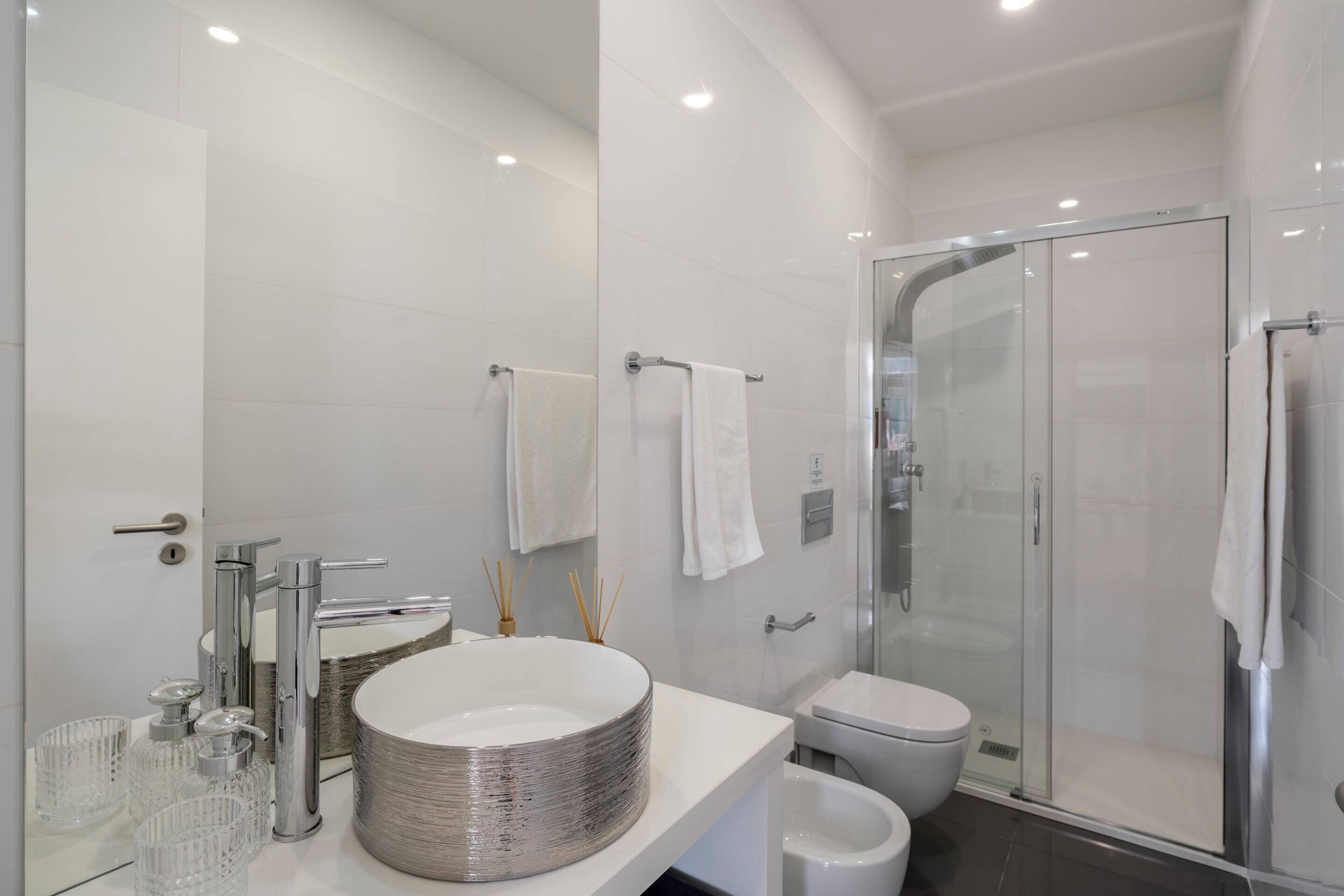 Apartamento conforto, 1 cama Queen e sofá-cama, para não fumantes | Banheiro | Chuveiro, secador de cabelo, toalhas de banho, sabonete